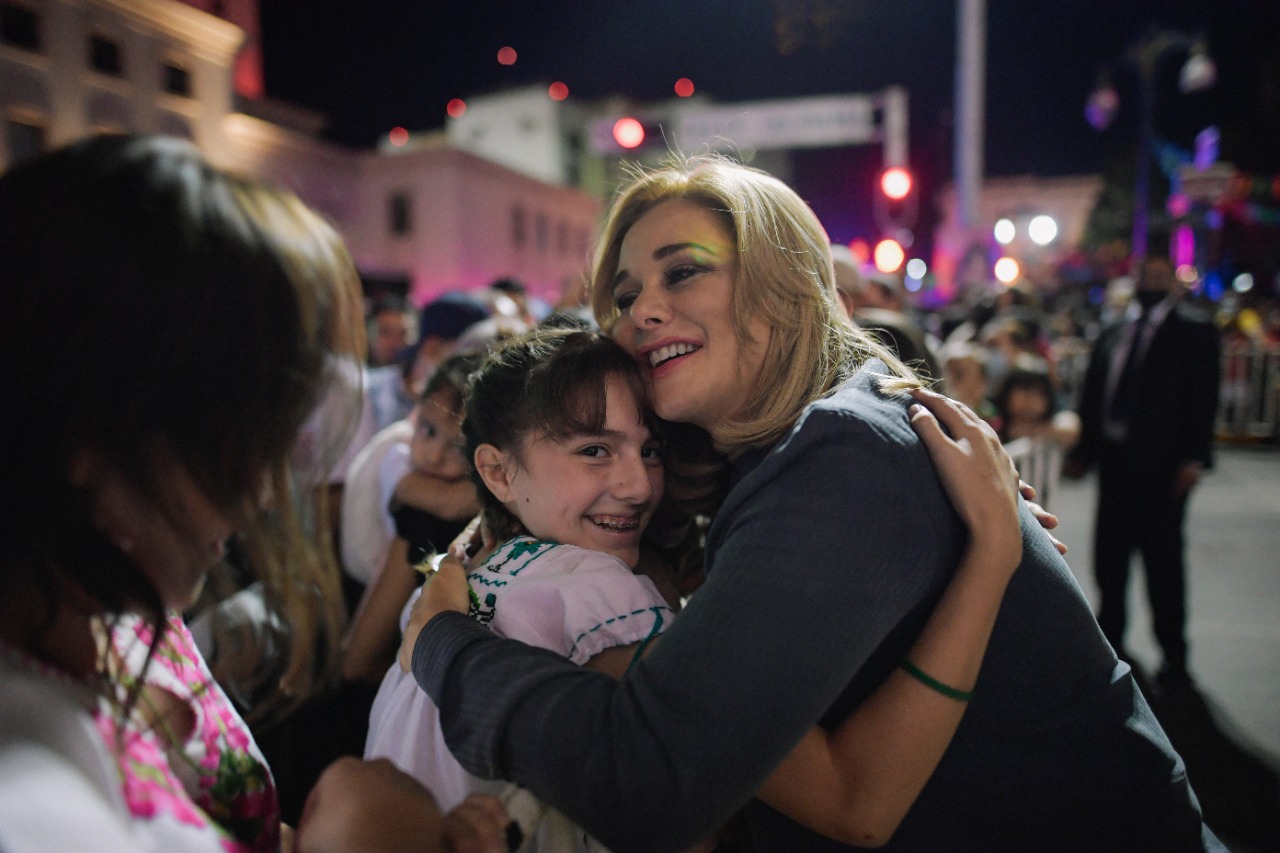 Muestran chihuahuenses su cariño a Maru Campos previo a El Grito de ...